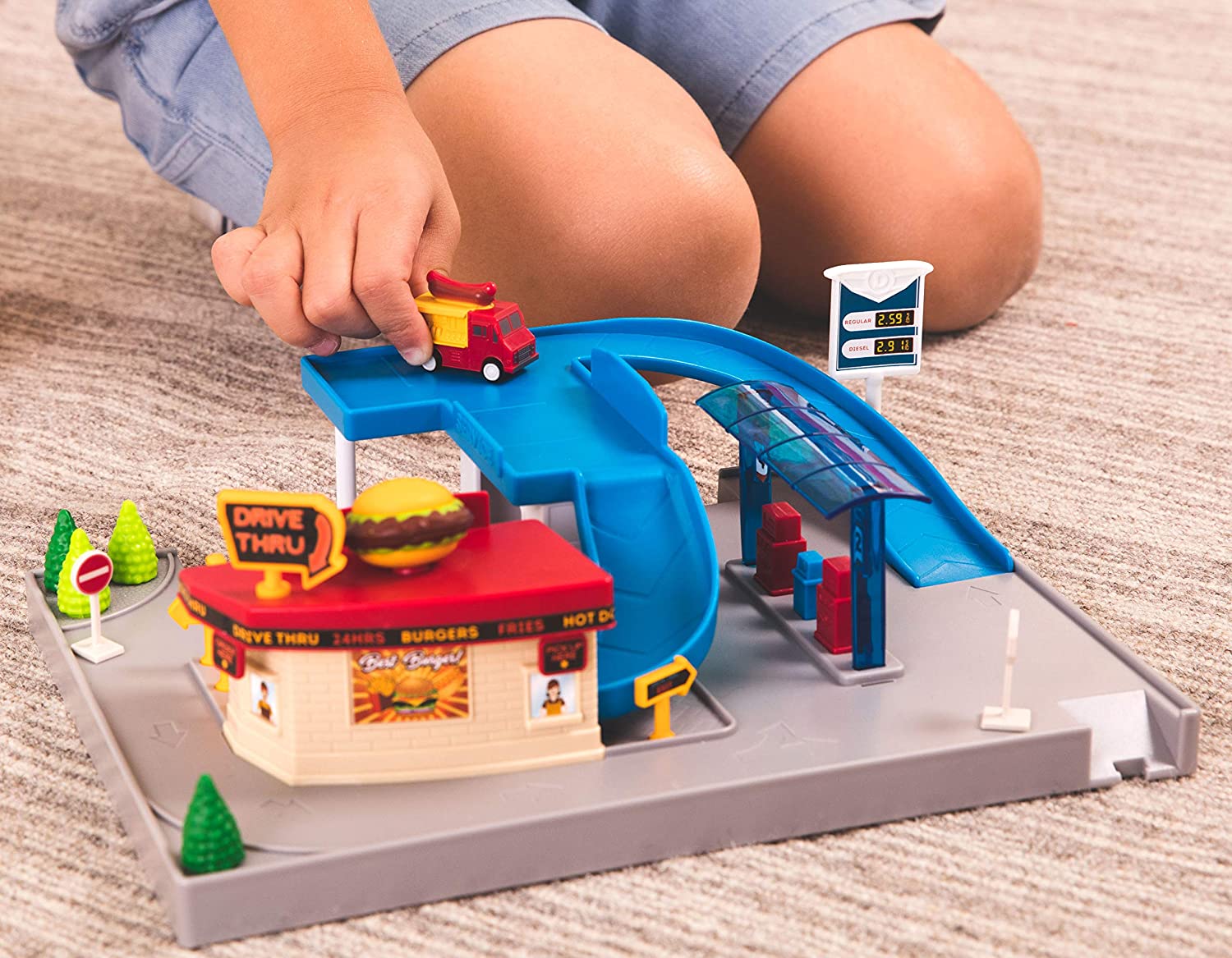 Driven Pocket Series Dine & Drive Pit Stop Pocket Playset - Toys 4 You